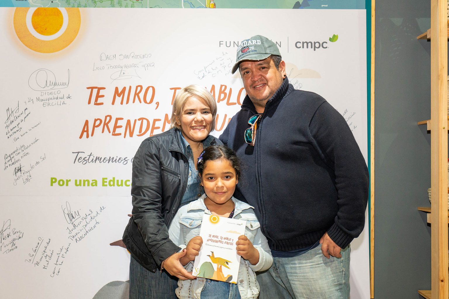 The CMPC Foundation launches the book "Te miro, Te hablo y Aprendemos ...